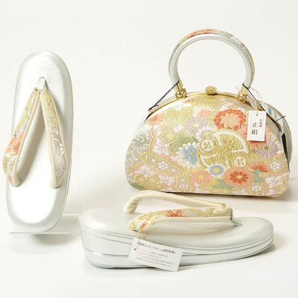 紗織ブランドの日本製の草履・バックのセットです。生地の部分に撥水加工のパールトーン加工が施されています。【バック】正絹の西陣織を使用した表面になっています。側面は無地のラメゴールドの生地になります。持ち手は二本になっています。底裏はびょう付...