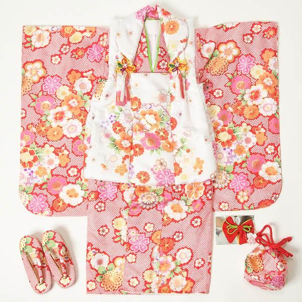 七五三、三歳用の着物・被布セットです。【お色目】被布：白系　着物：赤系※最善の色再現をしていますが、ご利用の環境でお色目が多少異なる場合がございます、ご了承下さい。【品質】表地：ポリエステル　100％　裏地：ポリエステル　100％【サイズ】...