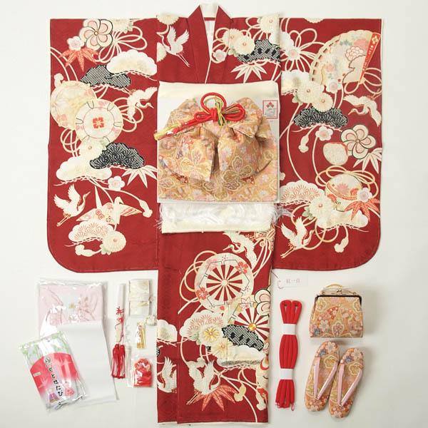 紅一点ブランドの七五三、七歳用の着物セットです。※帯・草履バッグ・御守り・腰紐・肌着・足袋は紅一点ブランドではありませんレトロな赤色地に源氏車や花、鶴、松など古典模様が可愛い一枚です。模様の一部分には、金駒刺しゅう、金彩加工も施されています...