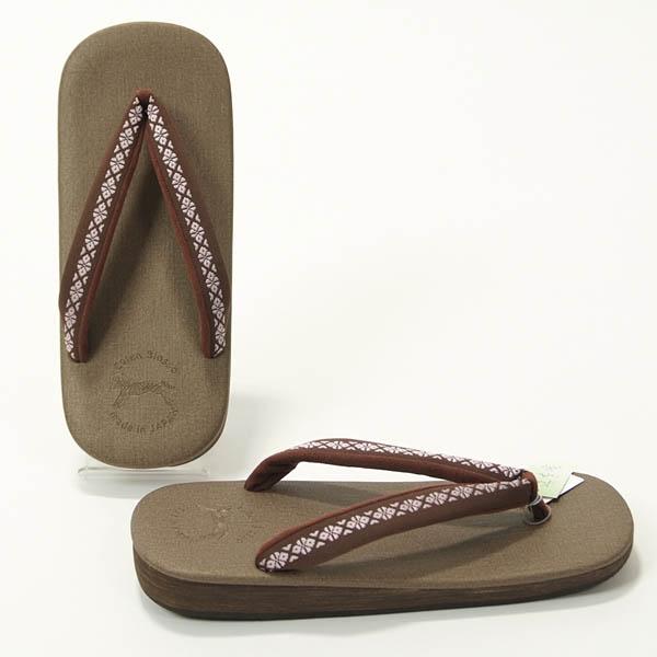 菱屋謹製のカレンブロッソの男性用の雪駄です。台の表面は、PVCを使用しています。底の素材には、ビブラムソールを使用しており靴底の様な仕様です。鼻緒の部分は絹素材で博多織で献上柄になっています。鼻緒裏はソフトな生地を使用していますので、足にあ...