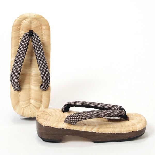 畳表　紳士 下駄 日本製の桐を使用した台に、竹の皮を編んだ畳表を貼り付けた男性用の下駄です。畳表は、素足に履くと足ざわりが良く、足袋を履いて上品に履くのも素敵です。鼻緒は、江戸小紋の角通しの模様になったおしゃれなデザインです。鼻緒裏はソフト...