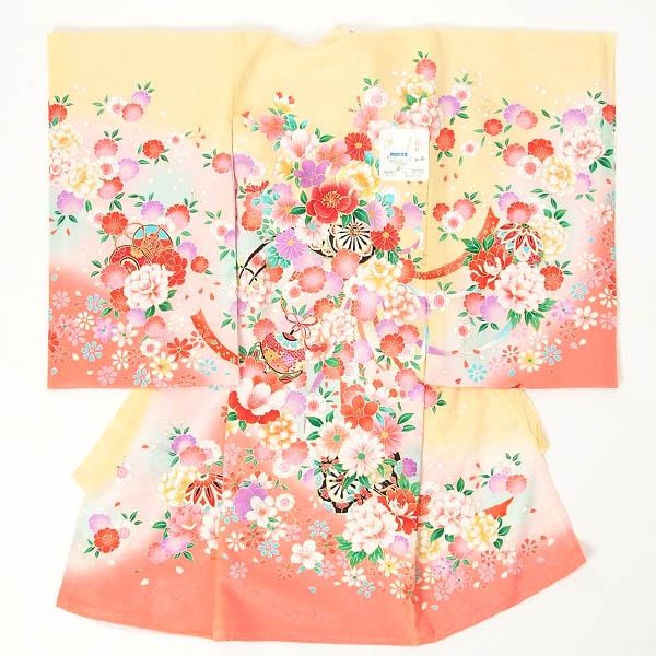 女の子、お宮参り着物　のしめです。黄色系の地色に地模様が施されています。裾の部分はオレンジ色系になっています。ぼかしや金彩などが施され上品で華やかな逸品です。メインの柄は花車で刺しゅうが施されています。三歳の七五三の際に揚げ加工、袖の丸み付...