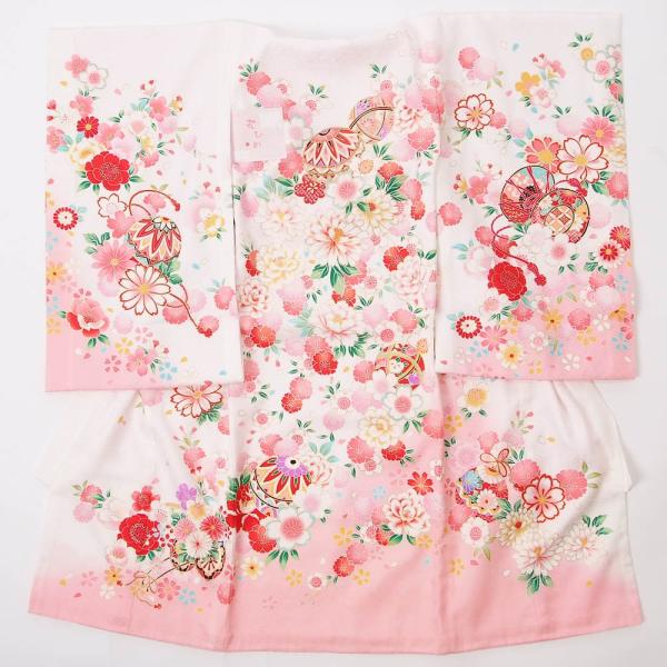 女の子、お宮参り着物　のしめです。お宮参りの祝着は、一般に「初着」とか「熨斗目(のしめ)」と呼ばれます。白色系の地色に桜の地模様が施されています。裾の部分はピンク系になっています。ぼかしや金彩などが施され上品で華やかな逸品です。メインの柄は...