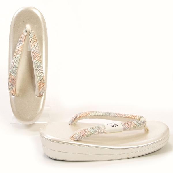 礼装用 草履 大変履きやすく歩きやすい草履になっております。台は光沢のある表面になっています。二枚芯で適度に弾力のある台になっています。鼻緒部分は、正絹の組み帯を使用しています。鼻緒裏はソフトな生地を使用していますので、足当たりが良く痛くな...