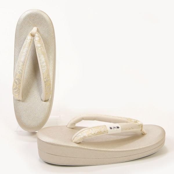 礼装用 草履 大変履きやすく歩きやすい草履になっております。台の表面はマットで細かい模様が入ったデザインになっています。二枚芯で適度に弾力のある台になっています。鼻緒部分は、和柄の織りの生地を使用しています。鼻緒裏はソフトな生地を使用してい...