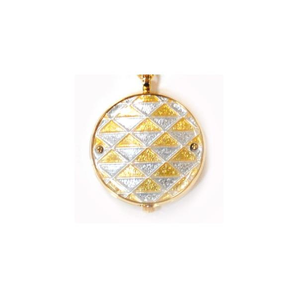 本体七宝純銀七宝片面七宝、片面時計面鱗模様の厄除け吉彩守り厚さ7mmムーブメントメーカーセイコー全長約162mm本体素材真鍮全重量（組紐等含）約37g時計メッキ金メッキ紐素材正絹手組紐時計本体サイズ32mm※お取り寄せ商品になります。※納期...