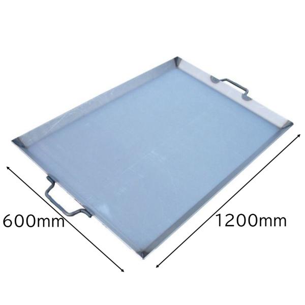 ●極厚3.2ミリの鉄板です●鉄板が厚いので保温が良くアツアツが長続きします●職人が一点ずつお造りしていますので、頑丈さは折り紙つきです●深さも2.7cmあるのでソースの多い焼そばもたっぷり焼けます●使い込むほどに「味」の出る鉄板です※バーベ...