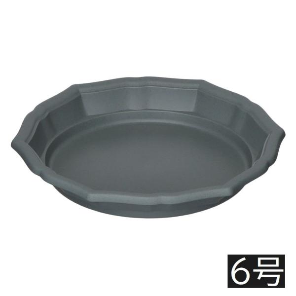 ●レトロやアンティーク、洋風、和風などのテイストをモチーフにした、個性的でデザイン性の高い鉢受皿です●買ってきた観葉植物や鉢花を、植え替えせずに飾る場合に、シンプルな鉢受皿を使用するよりもデザイン性が高く、植物やインテリアをスタイリッシュに...