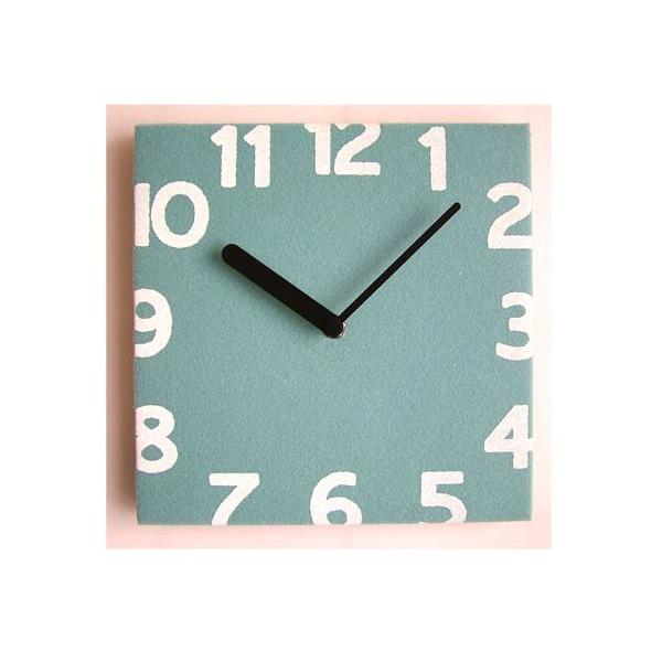 ■やわらかなフェルト張りです。■見やすい大き目の文字をプリントした文字盤に、黒や白の針がアクセントになります。■子供部屋や玄関などのクロックに最適です。