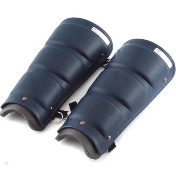 ●草刈作業用。●刈払作業時の小石など飛来物からすねを保護します。