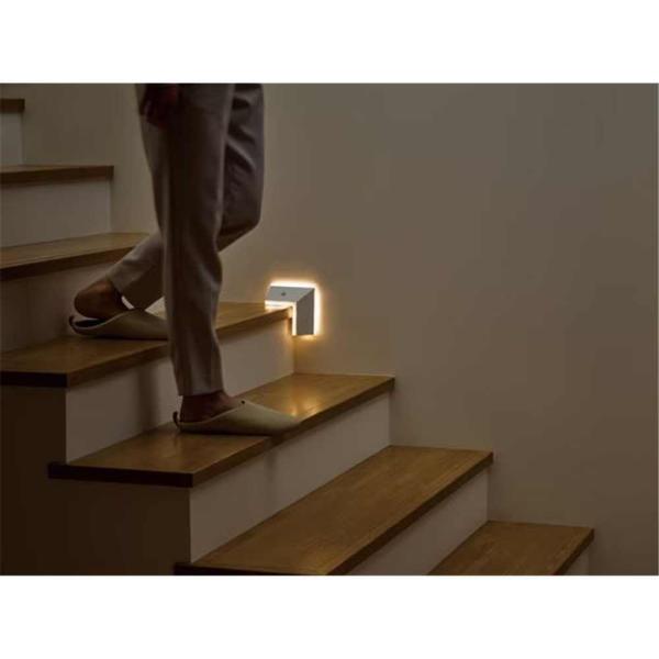 ●センサーが人の動きを感知して自動的に点灯する乾電池式LEDセンサーライトです●ダブルセンサーのため、両サイドから広範囲に感知可能です●置き型タイプで、間接光設計のため、まぶしさを感じにくく、階段・廊下の角・玄関などの足元の明り取りに最適で...