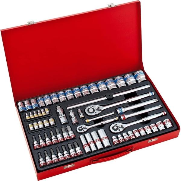 ●差込角別にソケットの色分けをしており、差込角ごとの識別が容易です●ラチェットハンドルは72山ギアを採用しており、細やかな動きが可能で狭い場所での作業は抜群です●ソケットは面接触設計で、応力の集中を防ぎボルトやナットの角を傷めにくく確実な作...