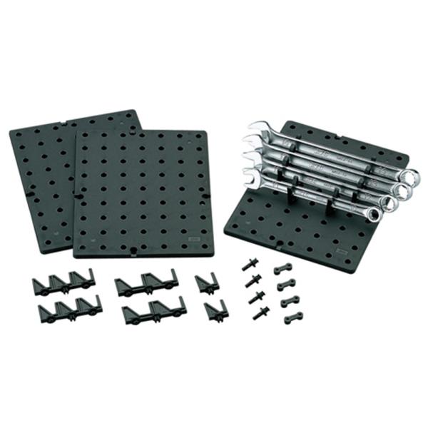 ●ツールケースに入れて、レンチ類を収納できるラック。●工具箱やキャビネット内の工具をすっきり収納補助具です。●ベースの組換えやラックピンの配置が自由にできるので、自分の好みに整理できます。●整備効率の向上や、整備工場でのお客様へのアピールに...