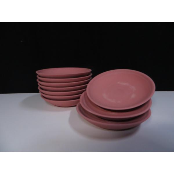 製品詳細素焼　瓦ケ　赤皿１０枚組セットです。程よい大きさの高さ9.5cm。  付属品--- サイズ 約（cm）■高さ 約 1.9cm　幅　9.5　奥行　9.5　×10枚 注意事項■職人手作りの品のためすべての商品が完全に同じではなく、文字・...