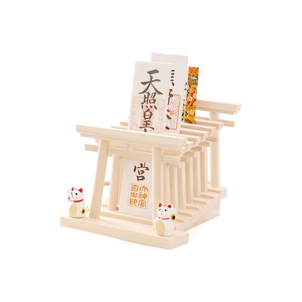 お札を飾っても、神棚に祀っても - 招き猫、寄り添う鳥居八門 - 大事なお神札を納めるのに便利な「鳥居八門」に、一対の招き猫を。陶器で作られた、小さくても本格的な招き猫です。左手で千客萬来、右手で金運を招福。さりげない飾り気を演出してくれる...