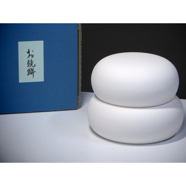 国産、「せともの」陶器製の鏡餅となります。かびない・腐らない鏡餅。当店今季在庫限り品を特価にて販売中です。ご家庭、店舗などに。備考三宝台、紙、ミカンは付属しません。本体と専用箱の販売となります。 小サイズ 約（cm）■サイズ約 上　高さ4....