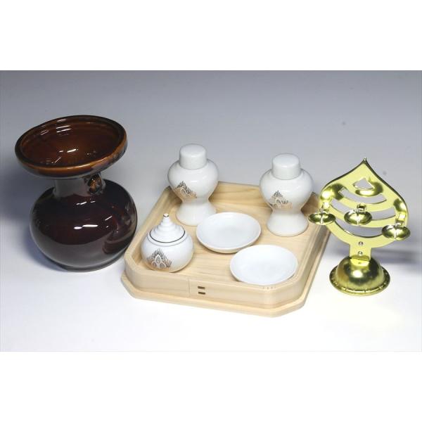 荒神さま専用の神具8点セット。金荒神入神具3点・お皿×２枚・松立・三宝台・折敷の８点セットとなります。黄金色の荒神紋が輝く、美しい一式。お祀りに必要な榊立、平次、水玉、皿、がすべて揃っています。■セット内容・平次 2.5寸×2・水玉 1.5...