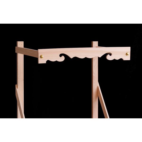 総ひのき製幕板セットです。神前幕・注連縄などの装飾品を飾る際に最適です。板には雲を表現した「雲柄」入りです。眺めた際には、お宮の雰囲気づくりに一役買ってくれます。 棚板にも華やかで高級感をお求めの方にお勧めの製品です。■ 付属品 ■雲板：幅...