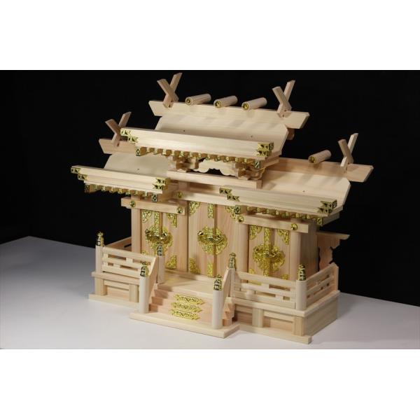 良質な桧材と優れた木工技術が集約された、美しいお宮、「美しい、東濃ひのき」シリーズ。清楚なデザインながら存在感のある高級ラインです。「マス組み」と呼ばれる、職人が手間と時間をかけた細微な加工が施され、見上げるほどに美しい屋根違いとなっていま...