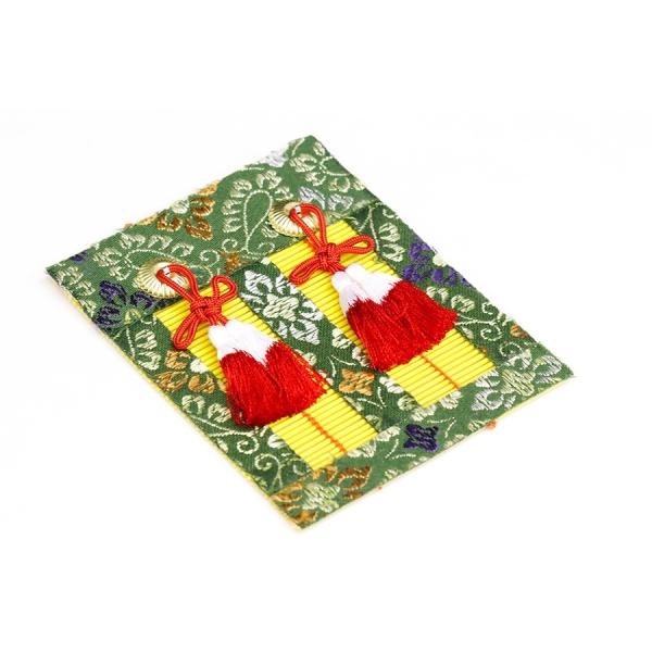 お神札の手前にお御簾を下し、和の風合い、お社を上品にお祀りいたします。国内の工房で一つひとつ手作りされた美しい装飾品。調色された簾（すだれ）に繊細な刺繍生地、小さいながらも手の込んだ神具となっています。お支払方法に代引きはお選びいただけませ...