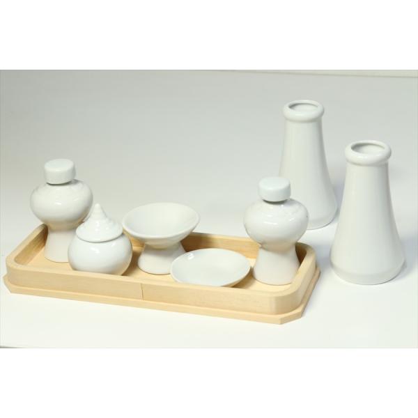 木曽ひのき製の長折敷になめらかな質感と光沢、国産「せともの」陶器製の白無地の神具セット。お祀りに必要な榊立、、平次、水玉、そしてお米はお皿ではなく、ワンランク上の高杯にて神様にお供えしましょう。小・中型（横幅65cm程度まで）の神棚に最適な...
