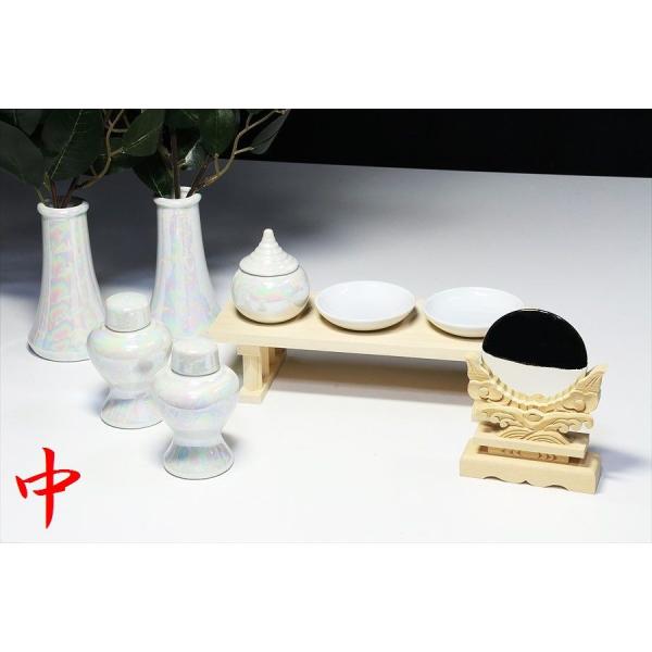 神鏡、八足台、陶器セットが一式となった美しい神具です。神鏡は台座に細微な彫りを施した上品なデザイン。鏡は金属合金とシルバーメッキの「本鏡」仕様。八足台は三重県の工房において尾鷲桧を材とした、丁寧な作りとなっています。造花榊付き。陶器は質の高...