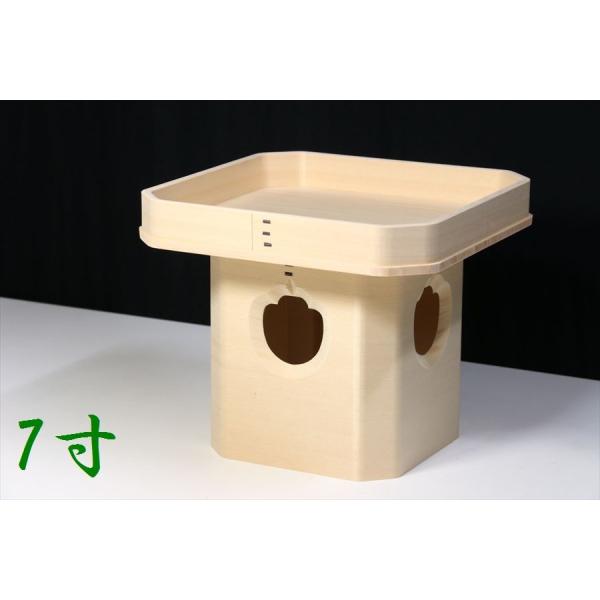 木目が美しく格調高い、尾州桧(木曽桧)材の三宝です。木肌が美しく、丁寧に作られた手造り神具。普段のお祈りを厳かに、高級材の神具を。  サイズ 約（cm）高さ18　幅20　奥行20【ご注文前に必ずご確認ください】こちらの商品は受注生産品となり...