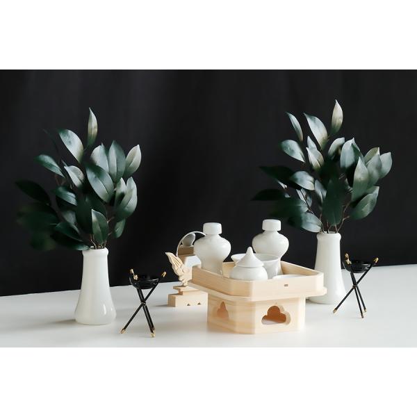 ひのき製 遠山三宝になめらかな質感と光沢、国産「せともの」陶器製の白無地の神具セット。お祀りに必要な神鏡、かがり火、シルク調造花榊、榊立、平次、水玉、そしてお米はお皿ではなく、ワンランク上の高杯にて神様にお供えしましょう。小・中型（横幅65...