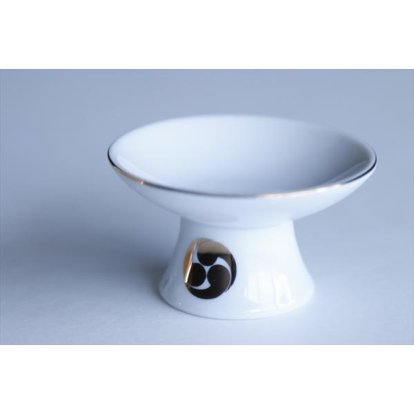 右三つ巴紋入り高杯２寸　一対（２枚）セットです。小・中型の神棚にも対応する、程よい大きさ。 祀れば神棚も一層、賑やかに。 付属品--- サイズ 約（cm）高さ4cm×径6.5cm