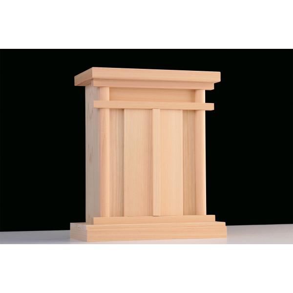 モダン神棚調のすっきりとしたデザインは、上品で清楚な質感。東濃ひのきの美しい材を使用して造られた祖霊舎です。基本の「型」のまま、設置する場所を選ばないサイズとなっています。心を込めて、お祀り。小型でもしっかりとした祖霊舎をお探しの方に。【材...