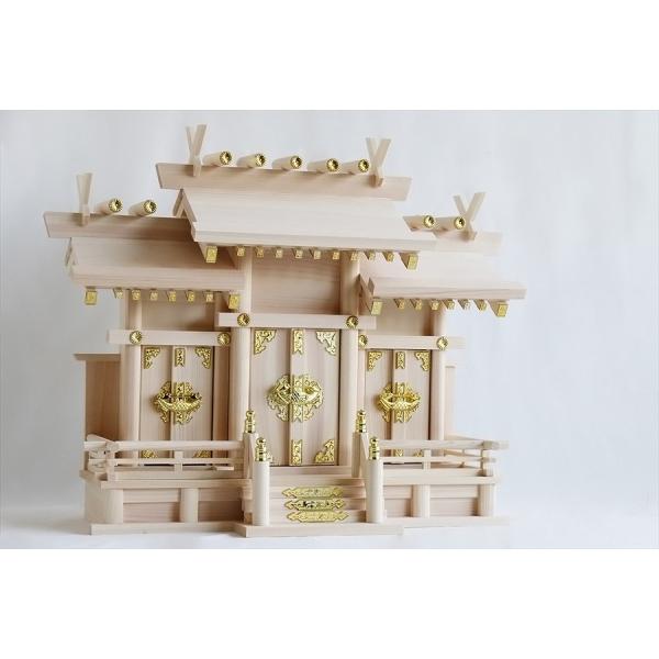 三社作りでお神札の収めやすい、基本的な神棚。御神木の産地として知られる東濃地方のヒノキ材を使用しています。お神札の収め方は前面の扉を取り外すタイプ、大きなお神札にも対応します。 神棚のサイズは最も標準的なサイズとなります。ご家庭から会社、事...