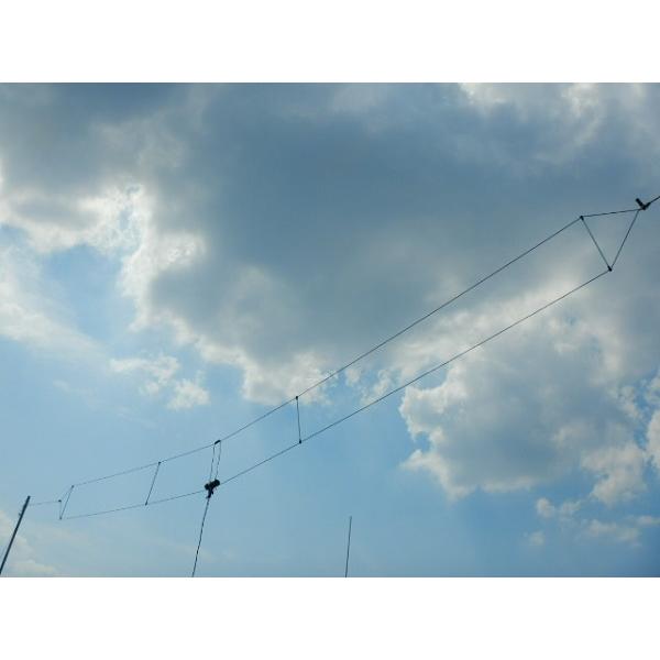 無調整ブロードバンドアンテナでありながら、　業界初 7MHz に特化した仕様です。従来の T2FD 型と違いフラットな特性は勿論、人気の７MHz バンドに特性を重視しました。周波数：1.8 〜 30 MHz（一部周波数はチューナー併用要）イ...