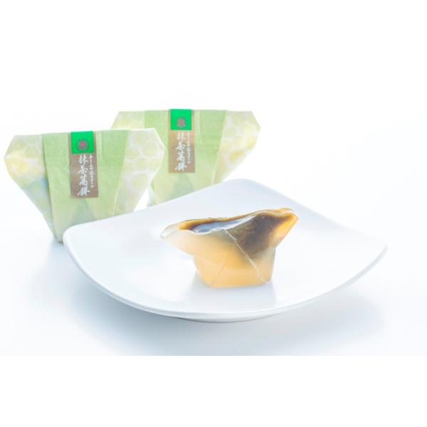 １２００年の伝統の味と香り、日本五大銘茶の「朝宮茶」と吉野本葛を使用した濃厚抹茶あんの葛餅です。お抹茶の香りと「つるつる・ぷるっぷる」の食感をお楽しみください。「朝宮茶」は、さわやかな味わいとすっきりとした喉越しが特徴です。【甲賀ブランド認...