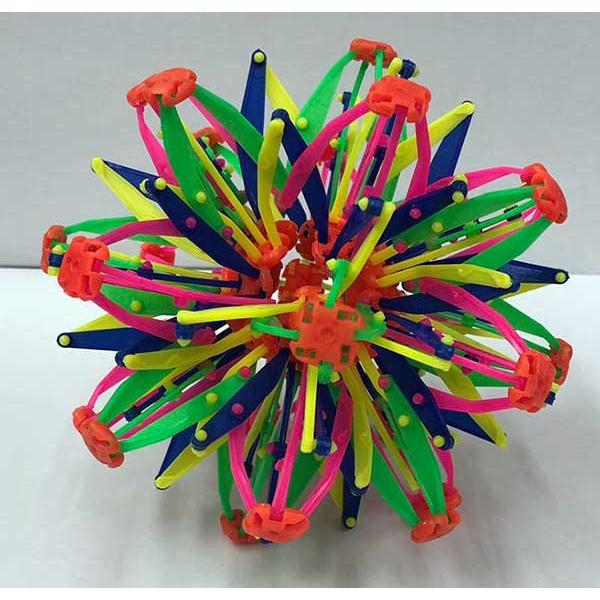 ● 本体　収縮時：約直径15cm ● 拡大時：約直径30cm● 対象年齢　6歳以上 ● 大きくなったり小さくなったりする、マルチカラーのマジックボール！ ● ご使用前に袋の記載注意事項を必ずお読み下さい。  ● 投げると空中を飛んでいる間だ...