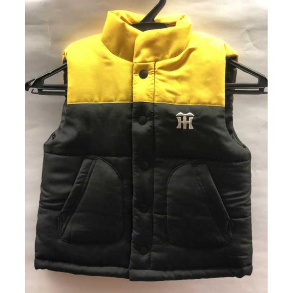 阪神タイガースのロゴが胸元や背面にプリントされたシンプルでカッコいい子ども用防寒ベストです。男の子、女の子、どちらも着用でき、長い季節活躍できます。さっと羽織れ、ノースリーブの腕まわりがスッキリしたダウンで、タイガースファンの活発なお子さま...