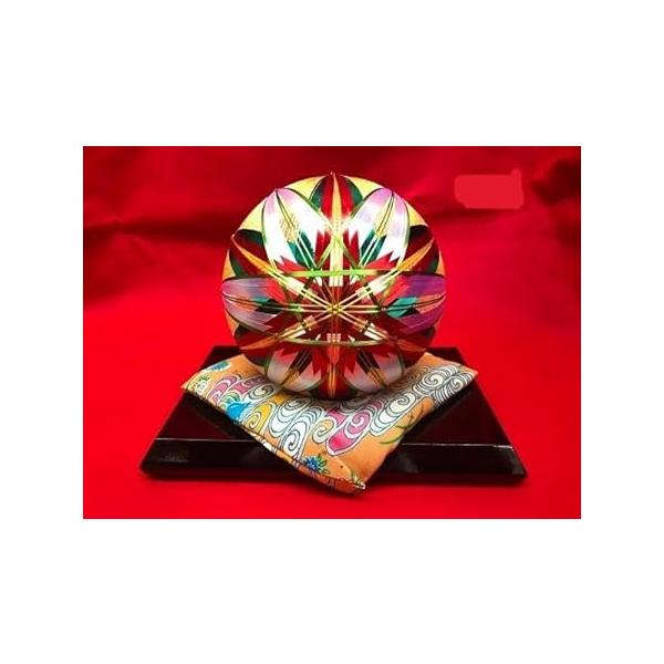 ● 台付きの綺麗な絹まりです。● 台は木製です。(画像1例、製造毎に色柄変更有)● 台とまりは引っ付いてます。取ろうと思えば取れますが綺麗に取ることは難しいと思います。● 海外へのお土産やインテリア、置物としても最適です！● 最大サイズ　約...