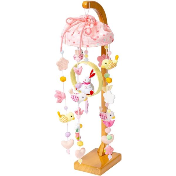 ●つるし雛　高さ41cm●木製品●ちりめん細工がかわいいつるし雛飾りです。●淡いピンク・イエロー・ホワイトカラー●とても可愛いウサギや 小鳥、ハート、花などが吊るされています。●縁起物のお飾りで初節句のお祝いにお部屋のインテリアに喜ばれてい...