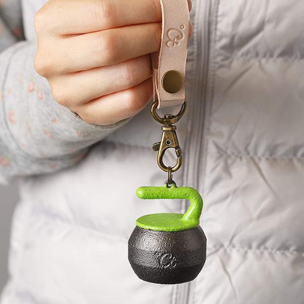 JCA（日本カーリング協会）公認グッズを製作している老舗の鋳物工場の商品です。カーリングストーンの形をした鋳物でできたミニベル。応援グッズやペーパーウエイト、呼びベルなど様々な用途でお使いいただけます。透き通った音色には、個体差があり少しず...