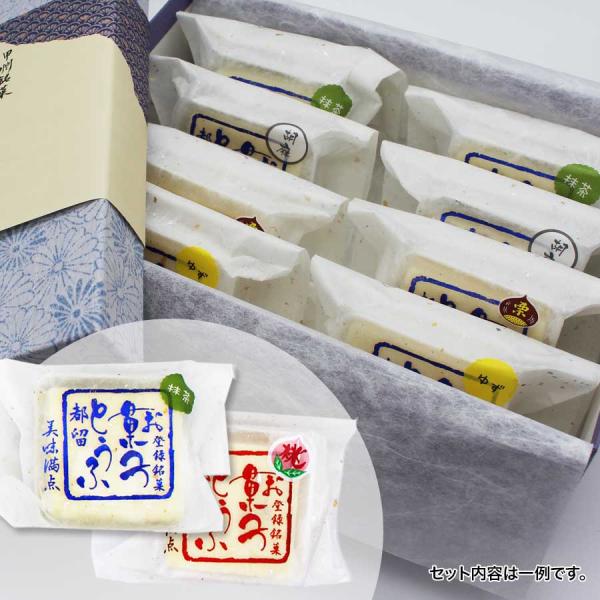 季節のアソートセットでお届けします。菓名にあるように、豆腐を作る過程で出来る豆乳を使用しています。豆乳は良質の蛋白質、糖質、ビタミンB１、鉄分を含む高い栄養素があり、低カロリーの美容食としても知られています。 常時８種類の味がございます 季...