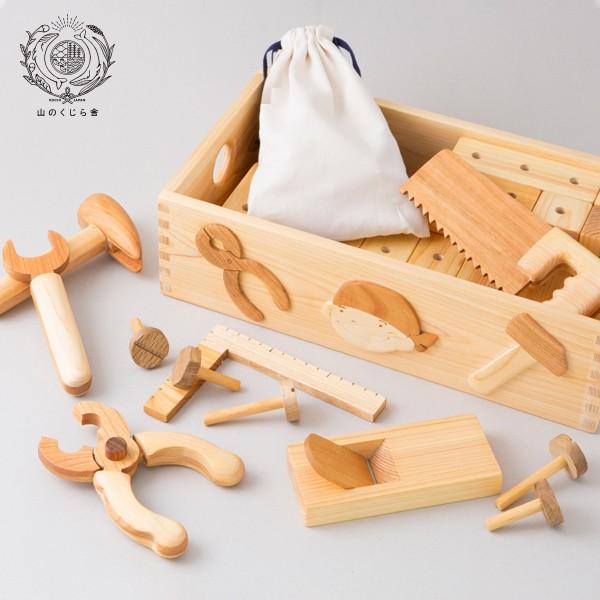 トントン、カンカン、何作ろう？子どもの自由な発想が形になる大工さんセットトンカチやノコギリ、カンナなど。 穴あきブロックの他に本格的な道具もたくさん詰まった、男の子が大好きな大工さんセットです。お家や車、ロボットなど、自由な発想で組み上げて...