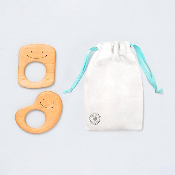 赤ちゃん用だから舐めても噛んでも安心。にっこりかわいい歯がためが2個セットになりました。歯が生え始めてくる頃の歯の成長のサポートとして、また生え始めに起こる歯茎のムズムズを噛むことで抑えてくれる歯がため。柔らかい赤ちゃんの口が傷つかないよう...