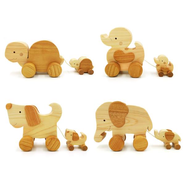 ゆっくり流れる 優しい時間にっこり笑顔のかめ、あひる、いぬ、ぞうの親子。引っ張ると〈ブラームスの子守歌〉のオルゴールが流れ、お母さんの後ろを子どもがゆっくりゆっくり追いかけるように進んでいきます。親子が少しずつ近づいていく様子は、ずっと眺め...