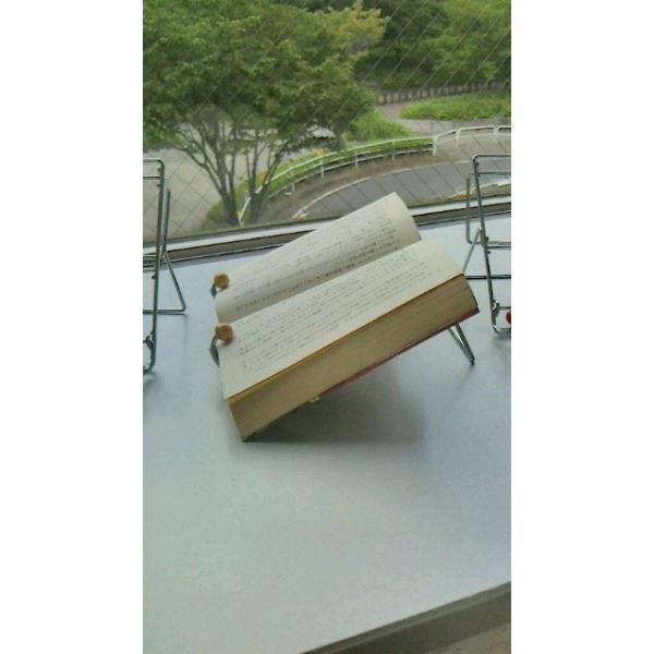 　　読書はもっぱら文庫や新書という方に！楽な姿勢で読書角度を3段階に変えられるブックスタンドです。木玉がページを押さえます。文庫本・新書・やや小型の単行本の読書に。電子書籍や、タブレットのスタンドに便利です。     　　　　　　　　　　（...