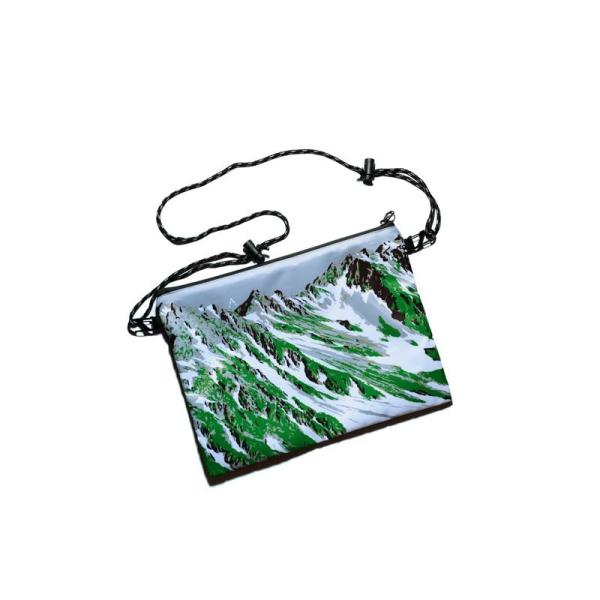 雪が残る山肌をモチーフにしたカモフラ柄をベースに、サイズはW31cm×H23cm、インナーに2ポケットをあしらって、普段使いもしやすい仕様。