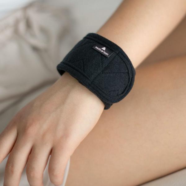 医療 炭素 眠りの質の向上 植物性炭素繊維 酵素活性 冷え対策 消臭 抗菌 カビの抑制 ダニの撃退 調湿機能 繰り返し使える プレゼント 父の日 母の日 敬老の日 誕生日 クリスマスメディカーボン リストバンド フリーサイズ 1枚 炭繊維 ...