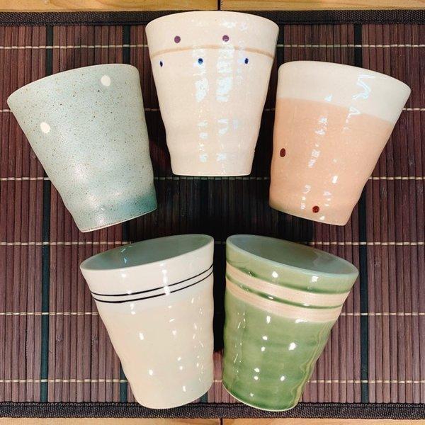 ※ご注意点こちらの商品は柄を付ける際、手作業にて行っておりますので、柄の大きさや色の濃淡、釉薬のたれやにじみ、釉薬の種類によってはザラザラとした手触りや、塗り具合等によって、サイズや重量など多少のズレがある場合もございます。手作りの風合いを...