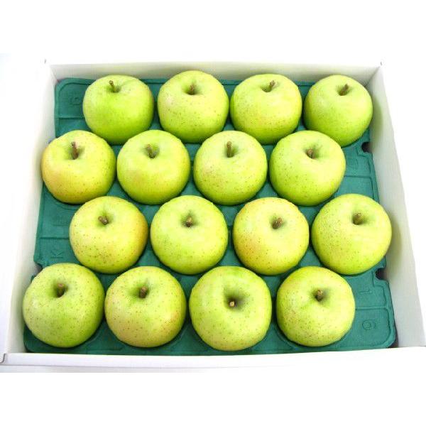 青森県産　王林甘くて食べやすいりんごです。３２個入り(16個×２段入り)1個約300グラム賞味期間約5日です。涼しい所に保存して下さい。のし紙対応　お申し付け下さい。送料無料です。