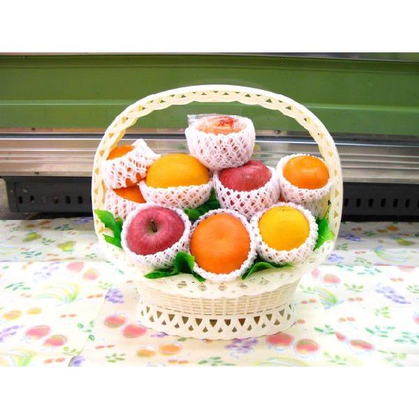 くだものかご御供え用みかん２個　富有柿１個八朔１個　いよかん１個デコポン１個　王林１個サンふじ３個　オレンジ２個グレープフルーツ１個季節、入荷状況により商品変更いたします。 果物、お好きな商品と変更できます。(商品により金額が変更する場合が...