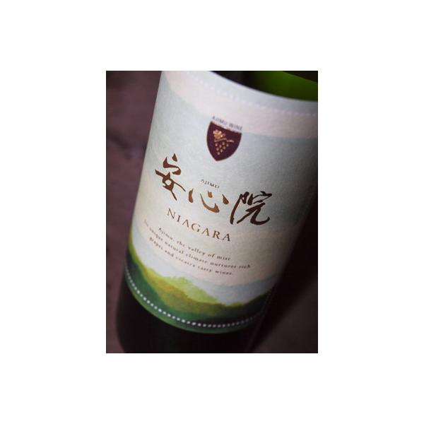 自社農園「あじむの丘農園」で収穫したナイアガラを使用。その特徴的な香りを十分に引き出すため、低温でじっくりとステンレスタンクで発酵させました。輝きのある緑色を帯びたレモンイエロー。マスカットや洋ナシのようなみずみずしい果実の風味に、スイカズ...