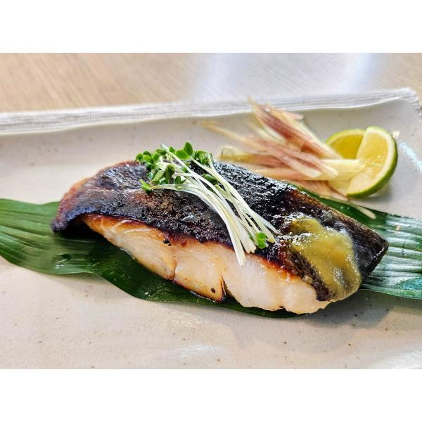 【発売日：2025年06月18日】脂の乗った新鮮な銀ダラを大ぶりの厚切りにしました。味噌は京都老舗の石野味噌を使用しました。上品な甘みと芳醇な香りをお楽しみください。銀ダラ（アメリカ産）